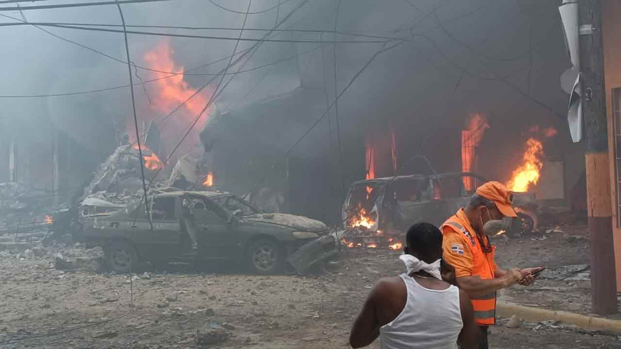 El cuerpo de Bomberos continúa sofocando el incendio tras explosión - Antena 7