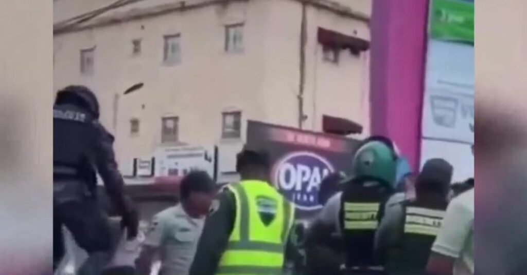 Altercado entre agente tránsito y ciudadano en Villa Mella - Antena 7